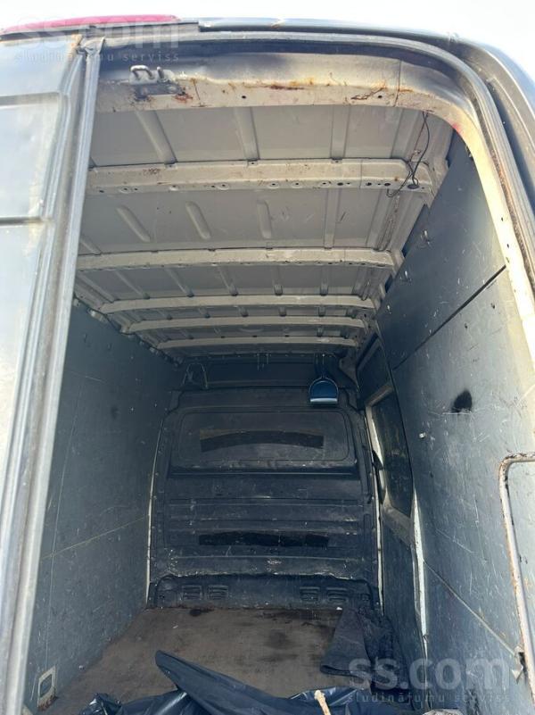 Pelēks Volkswagen Crafter 2011 Ogre, ar dzinēja tilpumu 2.50 L un nobraukumu 549 tūkst. km par 4000 €, foto 7 vietnē AUTOMOTO.COM.LV