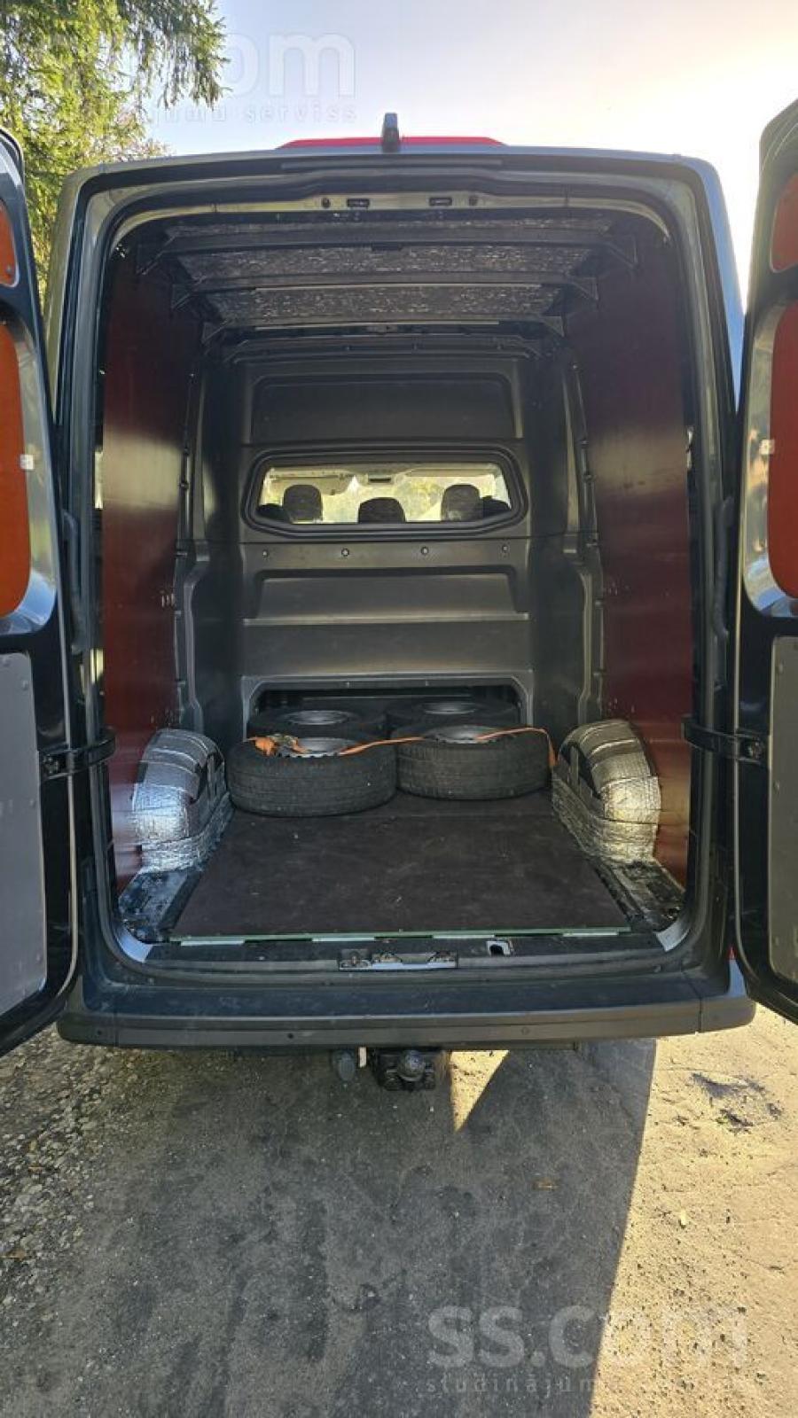Pelēks Volkswagen Crafter 2019 Rīga, ar dzinēja tilpumu 2.00 L un nobraukumu 230 tūkst. km par 23300 €, foto 6 vietnē AUTOMOTO.COM.LV