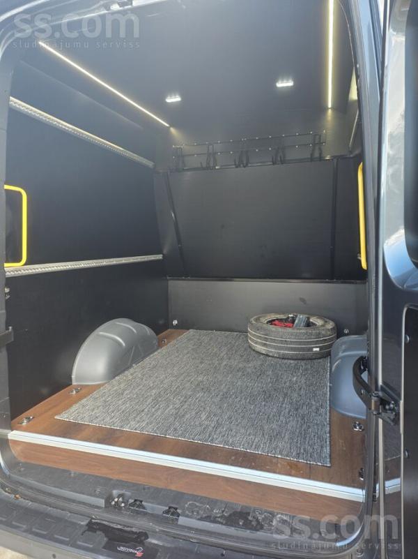 Pelēks Volkswagen Crafter 2023 Rīga, ar dzinēja tilpumu 2.00 L un nobraukumu 24 tūkst. km par 56750 €, foto 4 vietnē AUTOMOTO.COM.LV