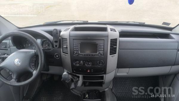 Volkswagen Crafter 2006 in Riga, with an engine capacity of 2.50 L and mileage of 222 thousand km for 6500 €, photo 8 on AUTOMOTO.COM.LV