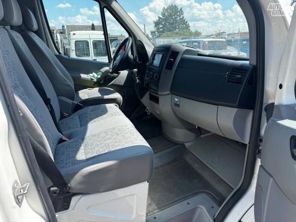 Volkswagen Crafter 2010 in Vilnius, with an engine capacity of 2.50 L and mileage of 302 thousand km for 7999 €, photo 9 on AUTOMOTO.COM.LV