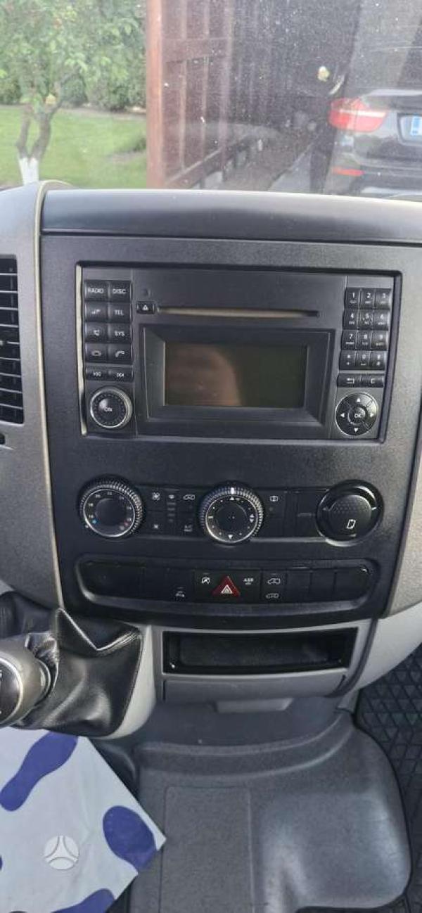 Red Volkswagen Crafter 2011 in Kelme, with an engine capacity of 2.00 L and mileage of 153 thousand km for 7200 €, photo 9 on AUTOMOTO.COM.LV