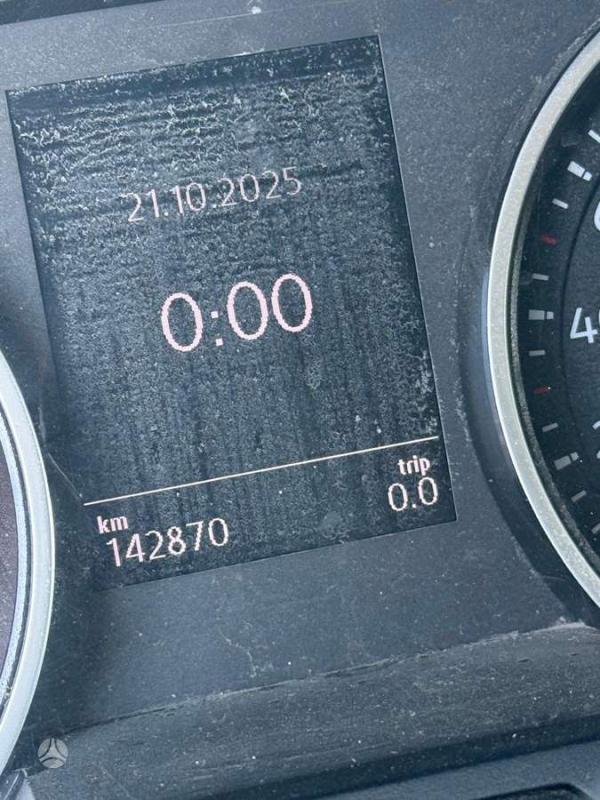 Sarkans Volkswagen Crafter 2018 Panevēža, ar dzinēja tilpumu 0.00 L un nobraukumu 143 tūkst. km par 6800 €, foto 3 vietnē AUTOMOTO.COM.LV