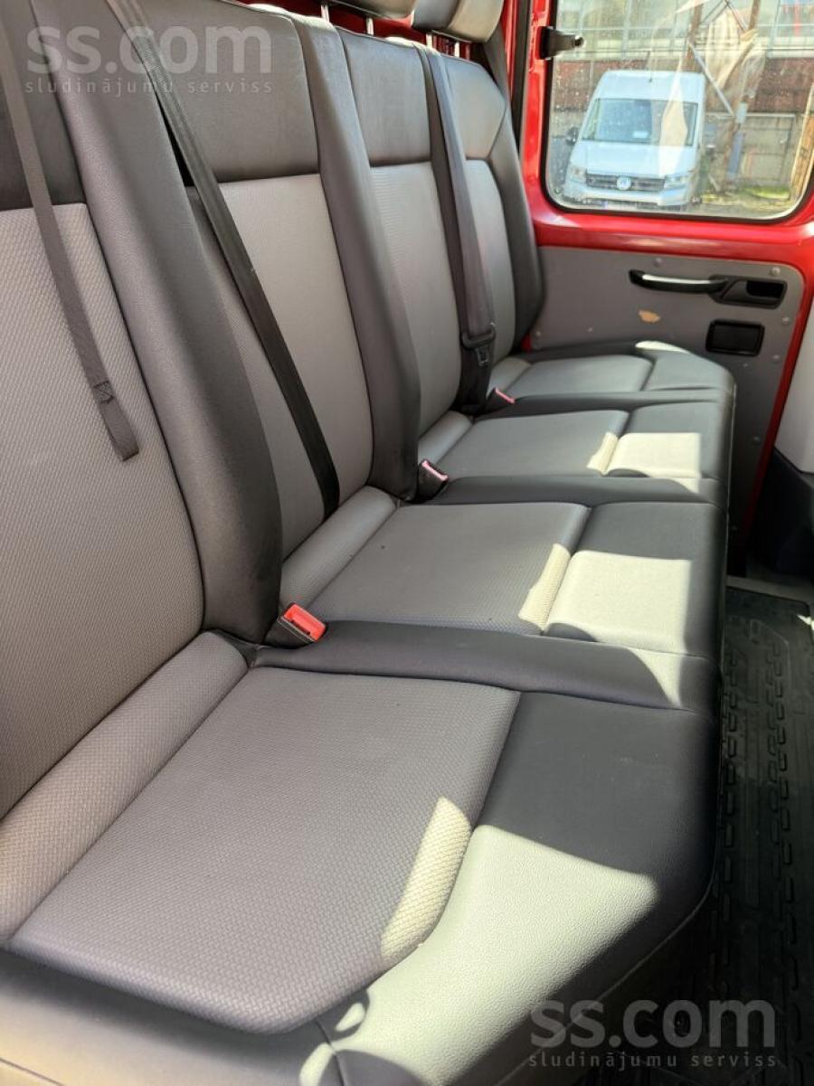 Red Volkswagen Crafter 2018 in Riga, with an engine capacity of 2.00 L and mileage of 143 thousand km for 22999 €, photo 9 on AUTOMOTO.COM.LV