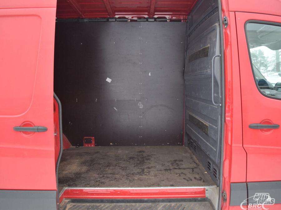 Red Volkswagen Crafter 2016 in Riga, with an engine capacity of 2.00 L and mileage of 285 thousand km for 8000 €, photo 8 on AUTOMOTO.COM.LV