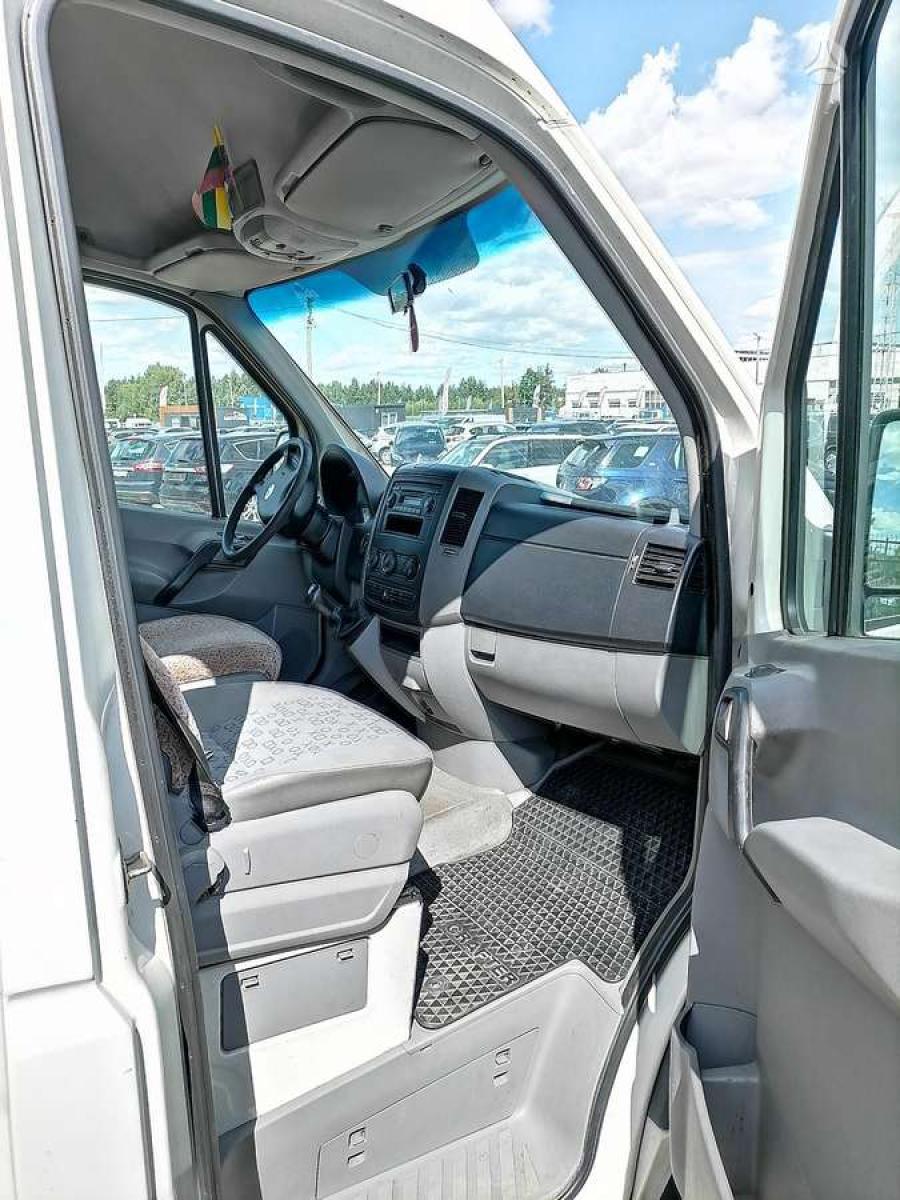 White Volkswagen Crafter 2008 in Panevezys, with an engine capacity of 2.46 L and mileage of 296 thousand km for 8950 €, photo 8 on AUTOMOTO.COM.LV