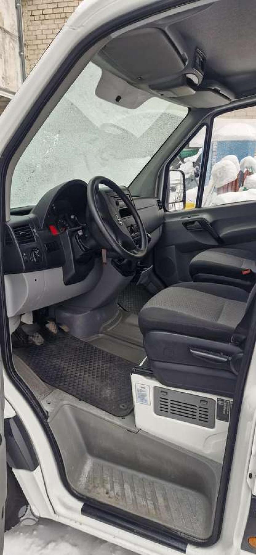 White Volkswagen Crafter 2012 in Kelme, with an engine capacity of 1.97 L and mileage of 210 thousand km for 10800 €, photo 15 on AUTOMOTO.COM.LV
