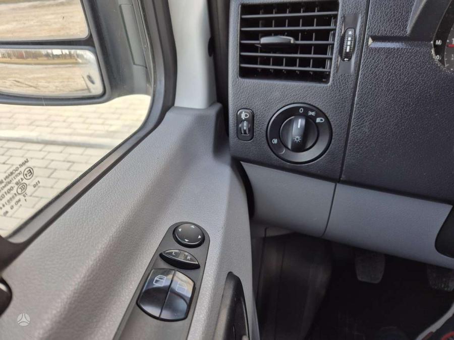 White Volkswagen Crafter 2012 in Marijampole, with an engine capacity of 1.97 L and mileage of 291 thousand km for 9000 €, photo 13 on AUTOMOTO.COM.LV