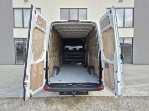 White Volkswagen Crafter 2012 in Marijampole, with an engine capacity of 1.97 L and mileage of 291 thousand km for 9000 €, photo 21 on AUTOMOTO.COM.LV