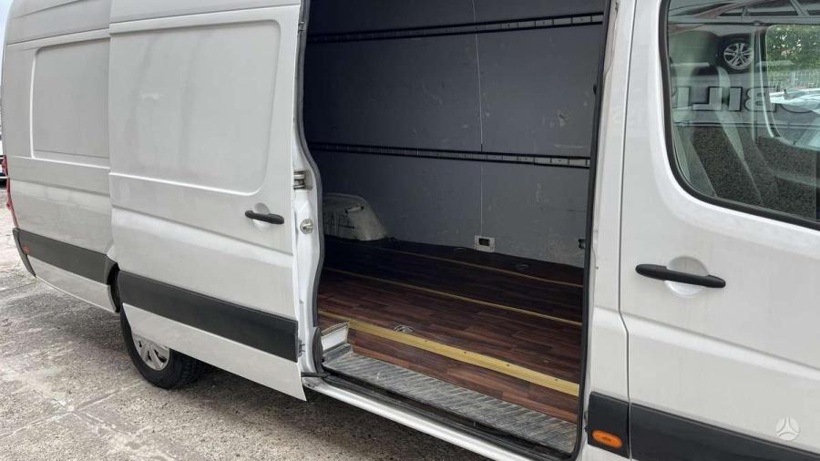 White Volkswagen Crafter 2013 in Klaipeda, with an engine capacity of 1.97 L and mileage of 174 thousand km for 8500 €, photo 9 on AUTOMOTO.COM.LV