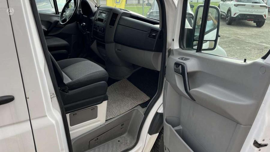 White Volkswagen Crafter 2013 in Klaipeda, with an engine capacity of 1.97 L and mileage of 174 thousand km for 8500 €, photo 16 on AUTOMOTO.COM.LV