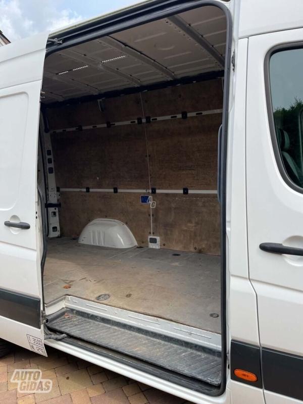 White Volkswagen Crafter 2014 in Vilkaviskis, with an engine capacity of 2.00 L and mileage of 215 thousand km for 7900 €, photo 6 on AUTOMOTO.COM.LV