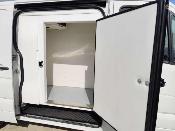 White Volkswagen Crafter 2014 in Klaipeda, with an engine capacity of 2.00 L and mileage of 342 thousand km for 8000 €, photo 7 on AUTOMOTO.COM.LV
