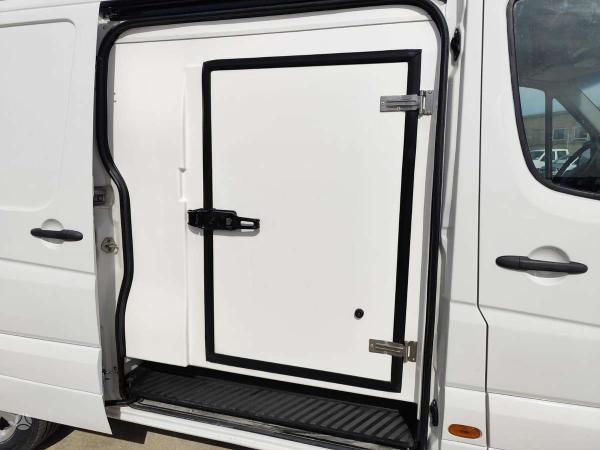 White Volkswagen Crafter 2014 in Klaipeda, with an engine capacity of 2.00 L and mileage of 342 thousand km for 8000 €, photo 8 on AUTOMOTO.COM.LV