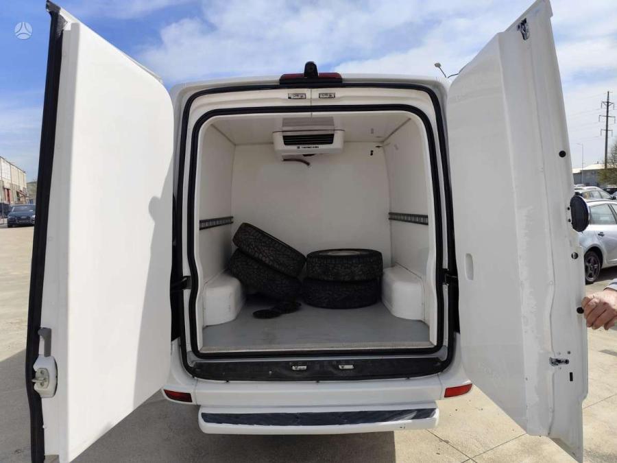 White Volkswagen Crafter 2014 in Klaipeda, with an engine capacity of 2.00 L and mileage of 342 thousand km for 8000 €, photo 19 on AUTOMOTO.COM.LV