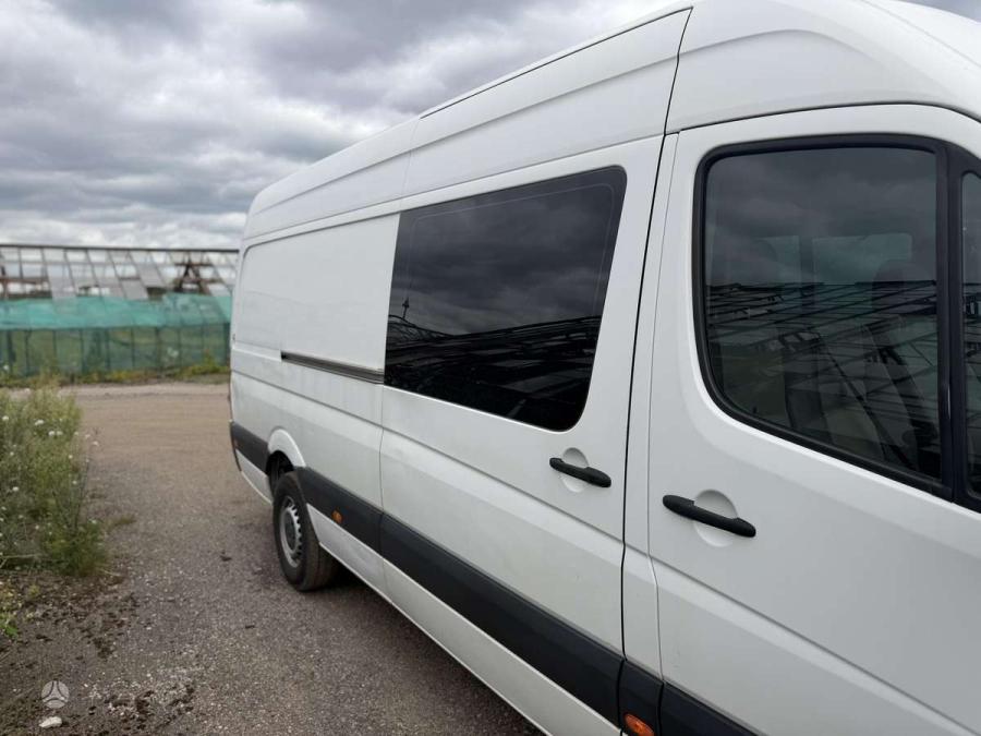 White Volkswagen Crafter 2015 in Vilnius, with an engine capacity of 1.97 L and mileage of 400 thousand km for 9922 €, photo 6 on AUTOMOTO.COM.LV