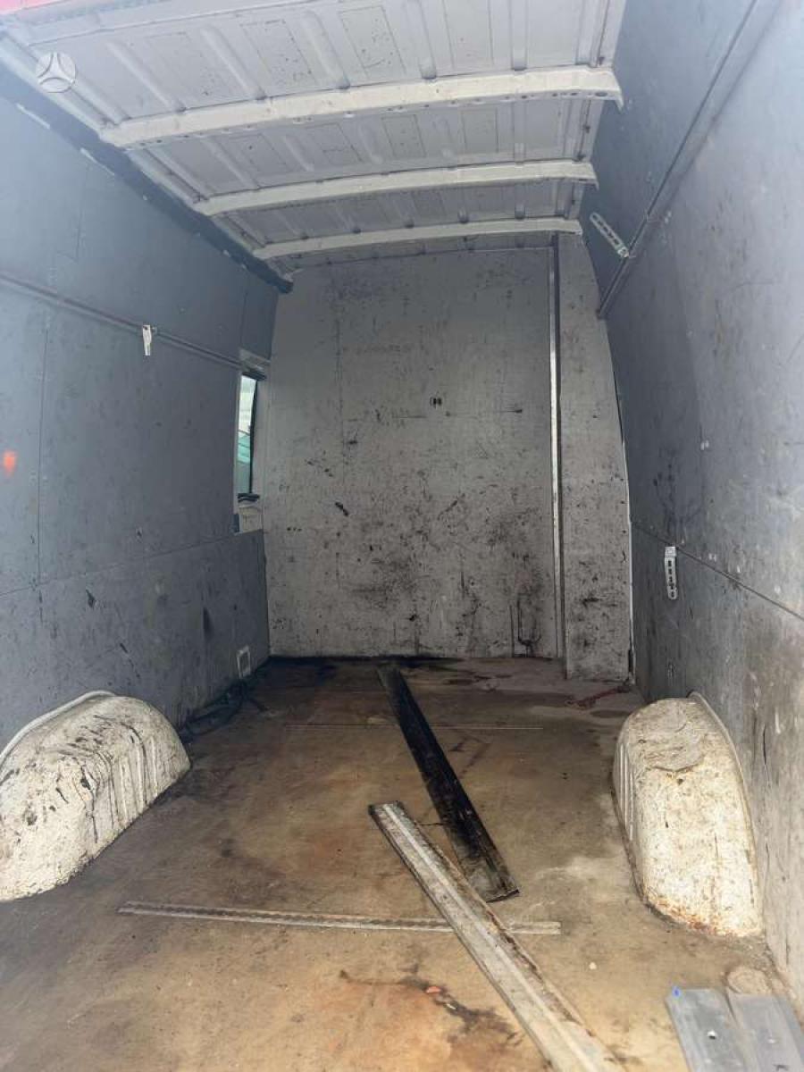 White Volkswagen Crafter 2015 in Vilnius, with an engine capacity of 1.97 L and mileage of 400 thousand km for 9922 €, photo 18 on AUTOMOTO.COM.LV