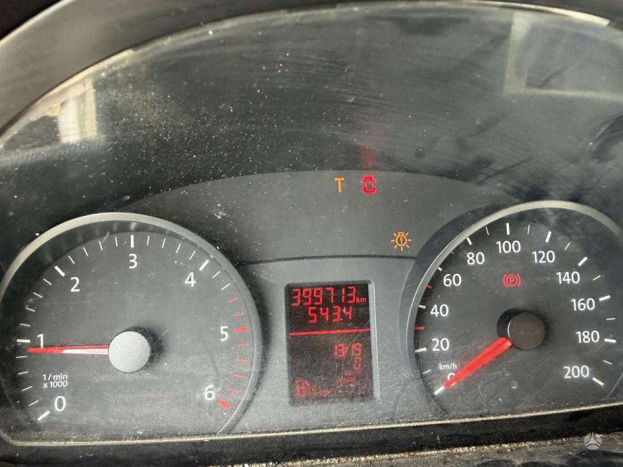 White Volkswagen Crafter 2015 in Vilnius, with an engine capacity of 1.97 L and mileage of 400 thousand km for 9922 €, photo 19 on AUTOMOTO.COM.LV