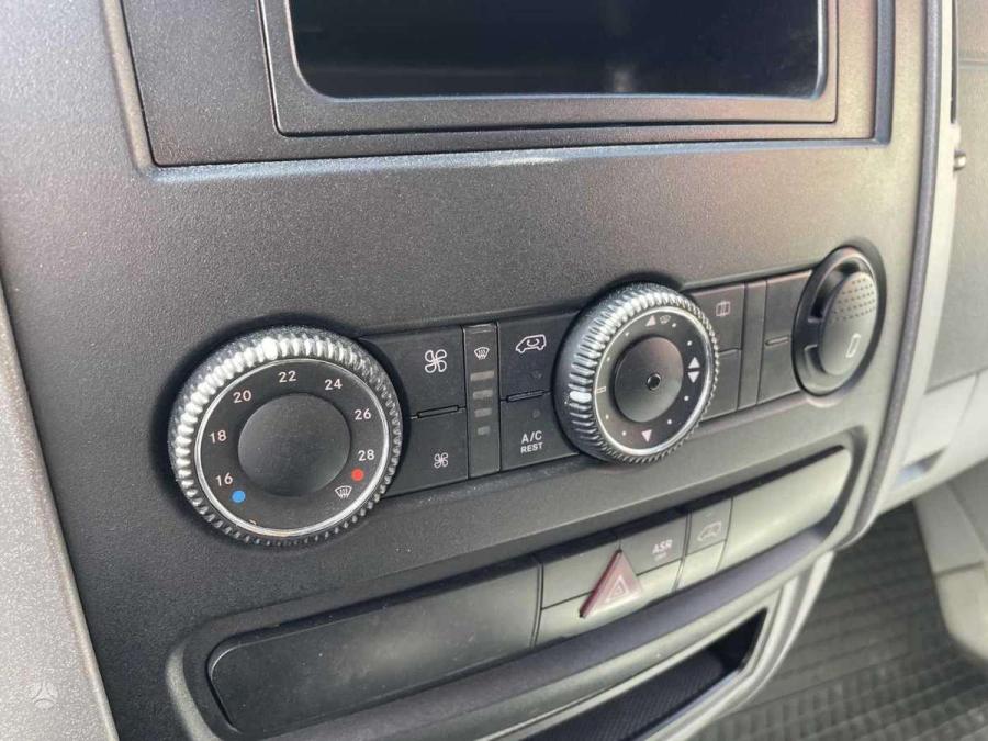 White Volkswagen Crafter 2015 in Ukmerge, with an engine capacity of 1.97 L and mileage of 223 thousand km for 10500 €, photo 12 on AUTOMOTO.COM.LV