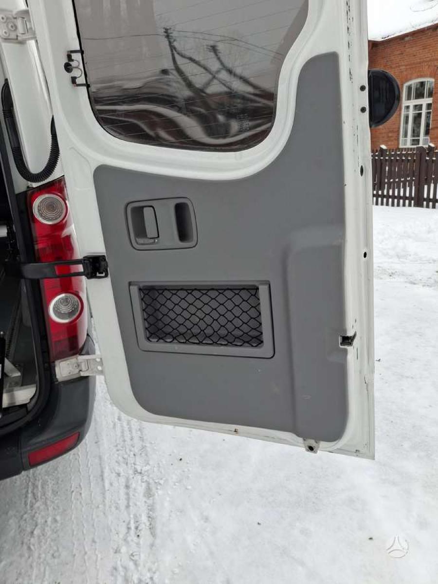 White Volkswagen Crafter 2016 in Jurbarkas, with an engine capacity of 2.00 L and mileage of 172 thousand km for 16800 €, photo 8 on AUTOMOTO.COM.LV