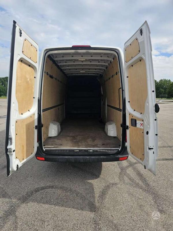 White Volkswagen Crafter 2016 in Kaunas, with an engine capacity of 2.00 L and mileage of 207 thousand km for 9999 €, photo 8 on AUTOMOTO.COM.LV
