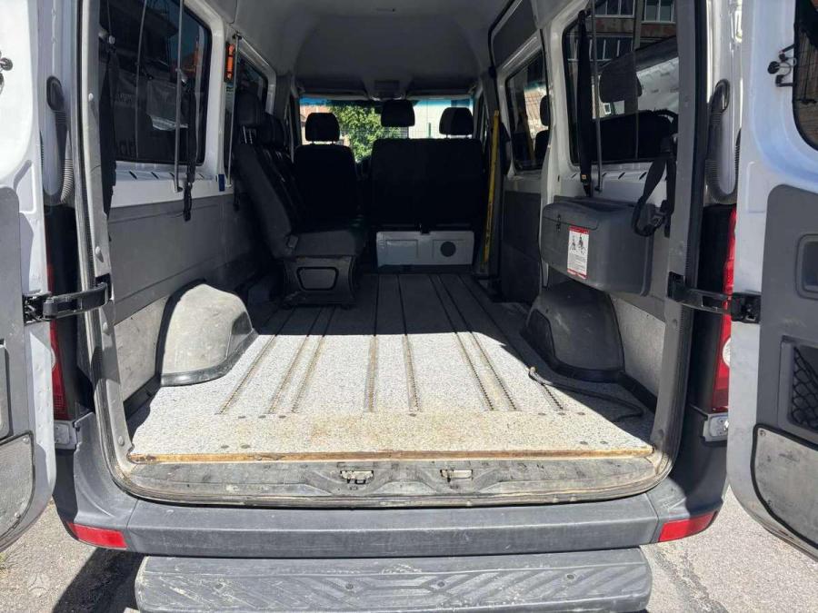 White Volkswagen Crafter 2016 in Klaipeda, with an engine capacity of 1.97 L and mileage of 392 thousand km for 9000 €, photo 12 on AUTOMOTO.COM.LV