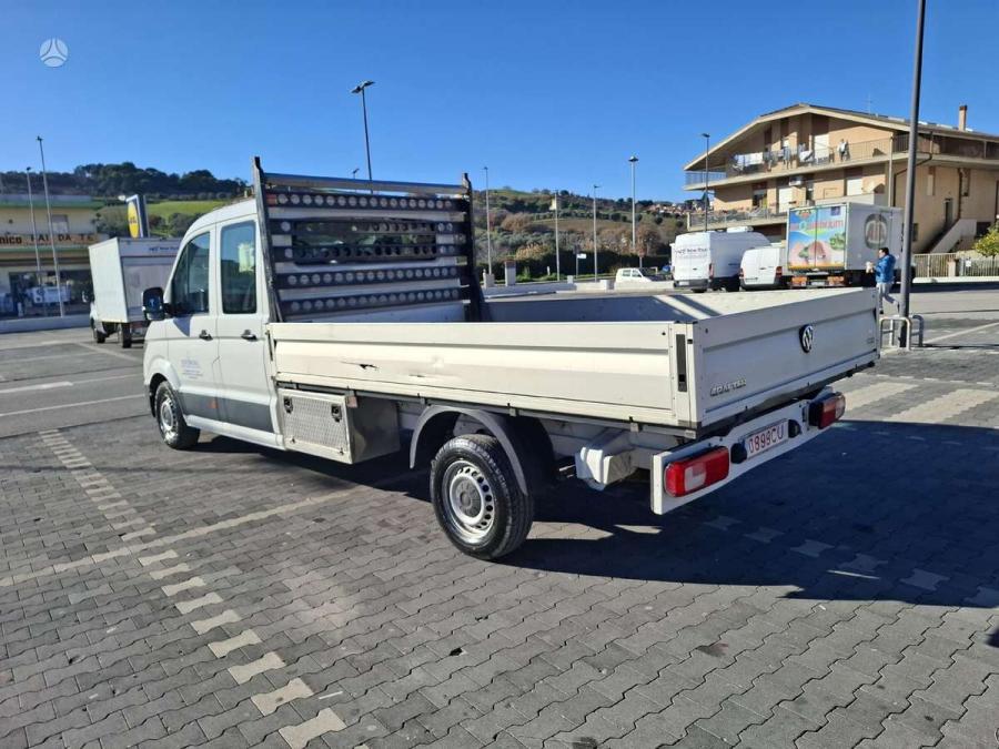 White Volkswagen Crafter 2017 in Kaunas, with an engine capacity of 2.00 L and mileage of 253 thousand km for 13500 €, photo 5 on AUTOMOTO.COM.LV