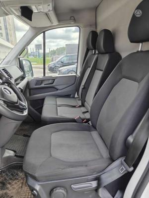 White Volkswagen Crafter 2017 in Vilnius, with an engine capacity of 2.00 L and mileage of 355 thousand km for 10999 €, photo 6 on AUTOMOTO.COM.LV