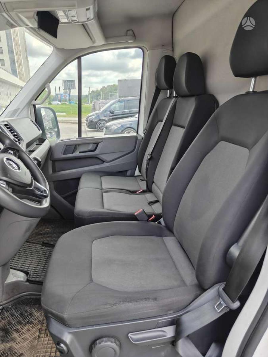 White Volkswagen Crafter 2017 in Vilnius, with an engine capacity of 2.00 L and mileage of 355 thousand km for 10999 €, photo 6 on AUTOMOTO.COM.LV