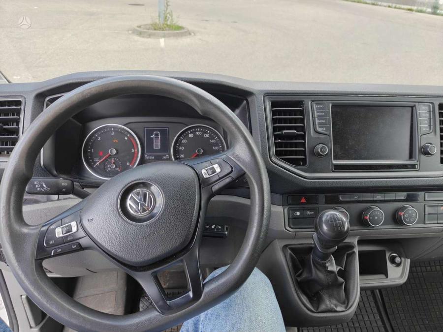 White Volkswagen Crafter 2017 in Vilnius, with an engine capacity of 2.00 L and mileage of 355 thousand km for 10999 €, photo 7 on AUTOMOTO.COM.LV