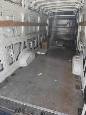 White Volkswagen Crafter 2017 in Vilnius, with an engine capacity of 2.00 L and mileage of 355 thousand km for 10999 €, photo 11 on AUTOMOTO.COM.LV
