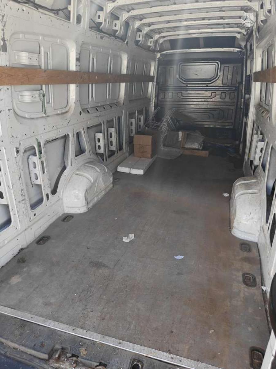 White Volkswagen Crafter 2017 in Vilnius, with an engine capacity of 2.00 L and mileage of 355 thousand km for 10999 €, photo 11 on AUTOMOTO.COM.LV
