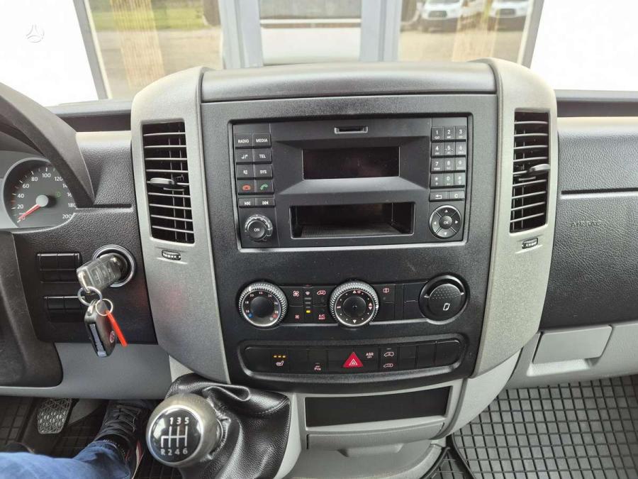 White Volkswagen Crafter 2017 in Marijampole, with an engine capacity of 1.97 L and mileage of 229 thousand km for 15500 €, photo 25 on AUTOMOTO.COM.LV