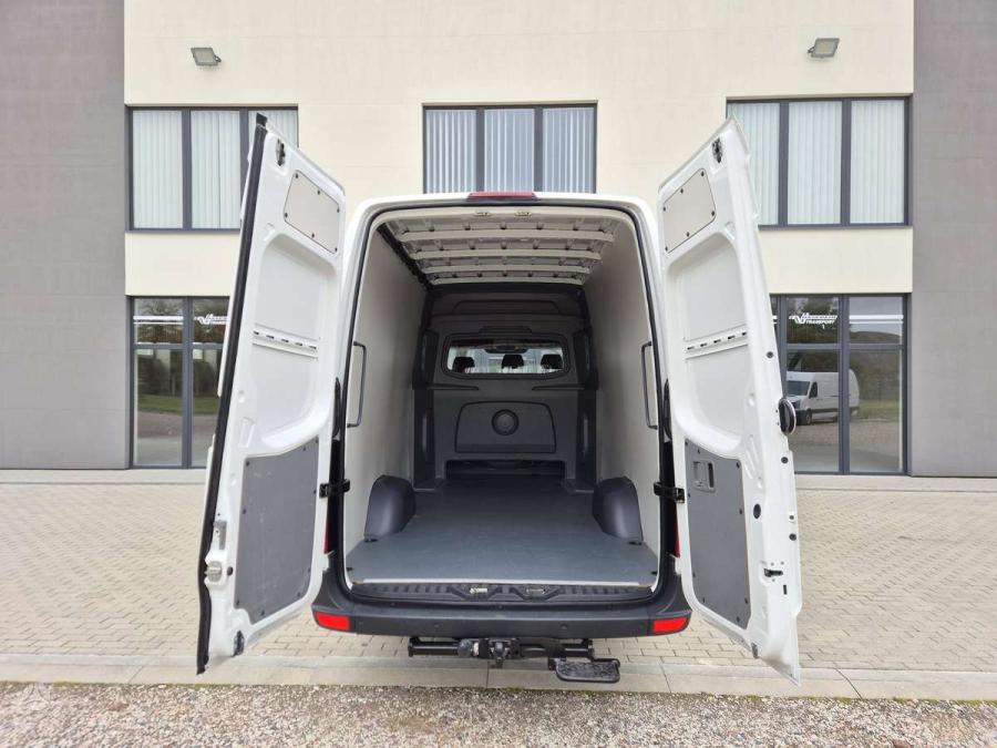 White Volkswagen Crafter 2017 in Marijampole, with an engine capacity of 1.97 L and mileage of 229 thousand km for 15500 €, photo 40 on AUTOMOTO.COM.LV