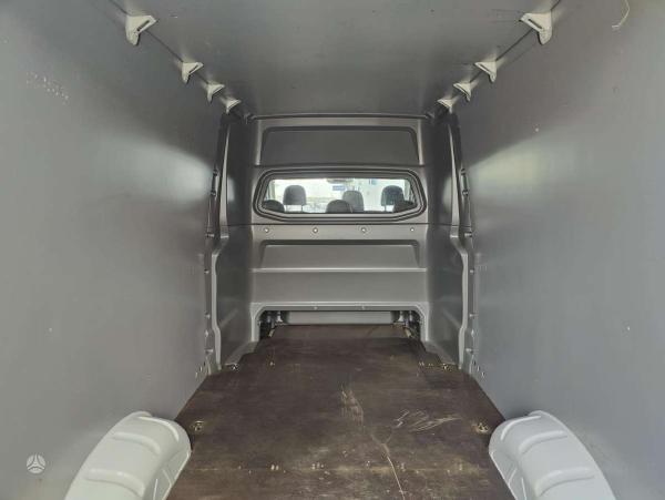White Volkswagen Crafter 2019 in Vilnius, with an engine capacity of 1.97 L and mileage of 180 thousand km for 22300 €, photo 11 on AUTOMOTO.COM.LV