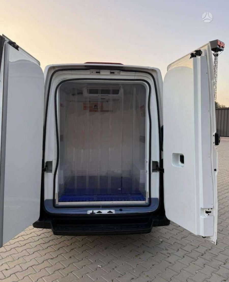 White Volkswagen Crafter 2019 in Kaunas, with an engine capacity of 2.00 L and mileage of 386 thousand km for 10850 €, photo 4 on AUTOMOTO.COM.LV