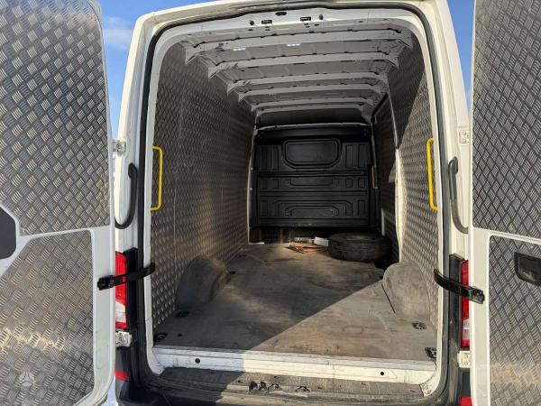 White Volkswagen Crafter 2019 in Taurage, with an engine capacity of 1.97 L and mileage of 456 thousand km for 12000 €, photo 5 on AUTOMOTO.COM.LV