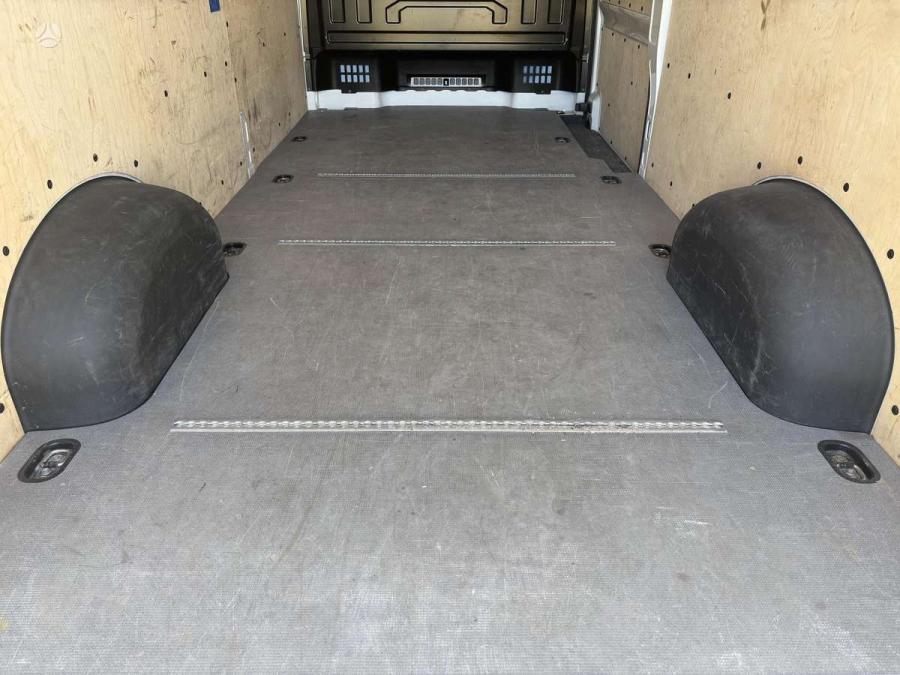 White Volkswagen Crafter 2019 in Visaginas, with an engine capacity of 2.00 L and mileage of 284 thousand km for 15000 €, photo 7 on AUTOMOTO.COM.LV