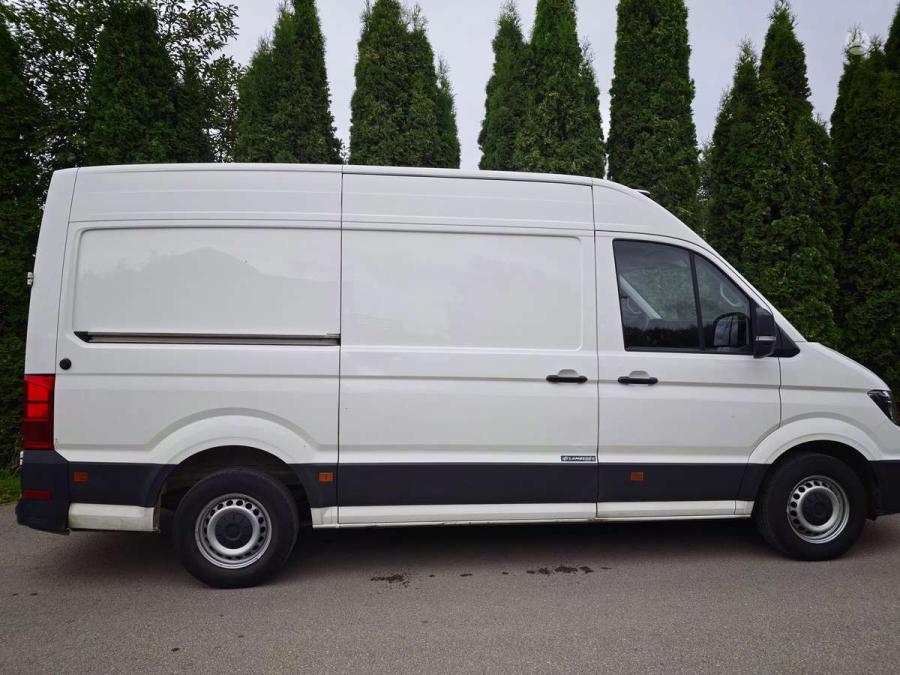 White Volkswagen Crafter 2019 in Taurage, with an engine capacity of 2.00 L and mileage of 216 thousand km for 15800 €, photo 9 on AUTOMOTO.COM.LV