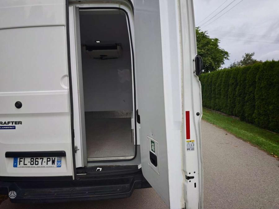 White Volkswagen Crafter 2019 in Taurage, with an engine capacity of 2.00 L and mileage of 216 thousand km for 15800 €, photo 24 on AUTOMOTO.COM.LV