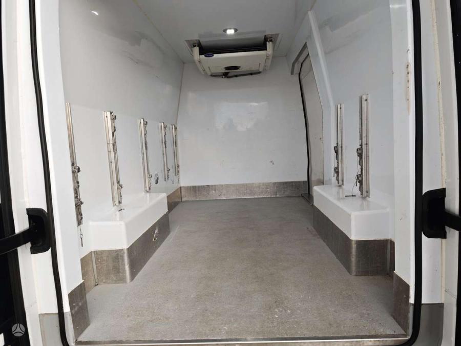 White Volkswagen Crafter 2019 in Taurage, with an engine capacity of 2.00 L and mileage of 216 thousand km for 15800 €, photo 27 on AUTOMOTO.COM.LV