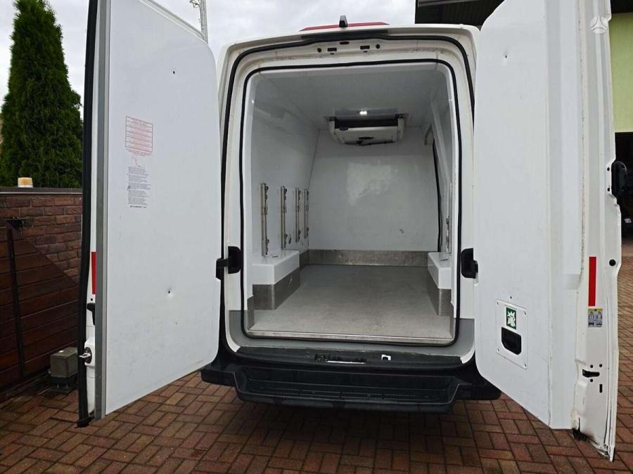 White Volkswagen Crafter 2019 in Taurage, with an engine capacity of 2.00 L and mileage of 217 thousand km for 15400 €, photo 18 on AUTOMOTO.COM.LV