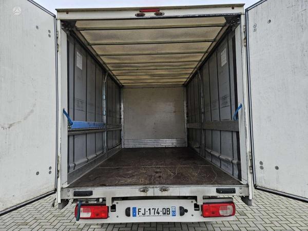 White Volkswagen Crafter 2019 in Taurage, with an engine capacity of 2.00 L and mileage of 265 thousand km for 12500 €, photo 9 on AUTOMOTO.COM.LV