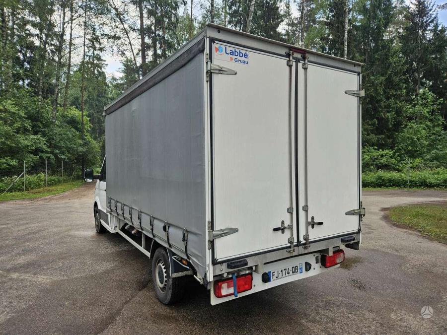 White Volkswagen Crafter 2019 in Taurage, with an engine capacity of 2.00 L and mileage of 265 thousand km for 12500 €, photo 10 on AUTOMOTO.COM.LV