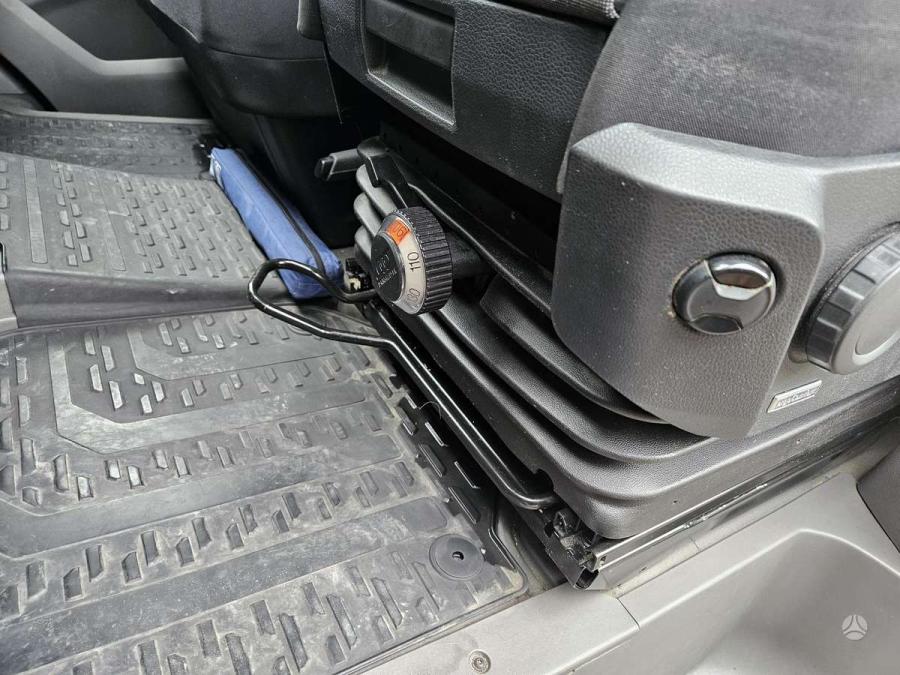 White Volkswagen Crafter 2019 in Taurage, with an engine capacity of 2.00 L and mileage of 265 thousand km for 12500 €, photo 14 on AUTOMOTO.COM.LV