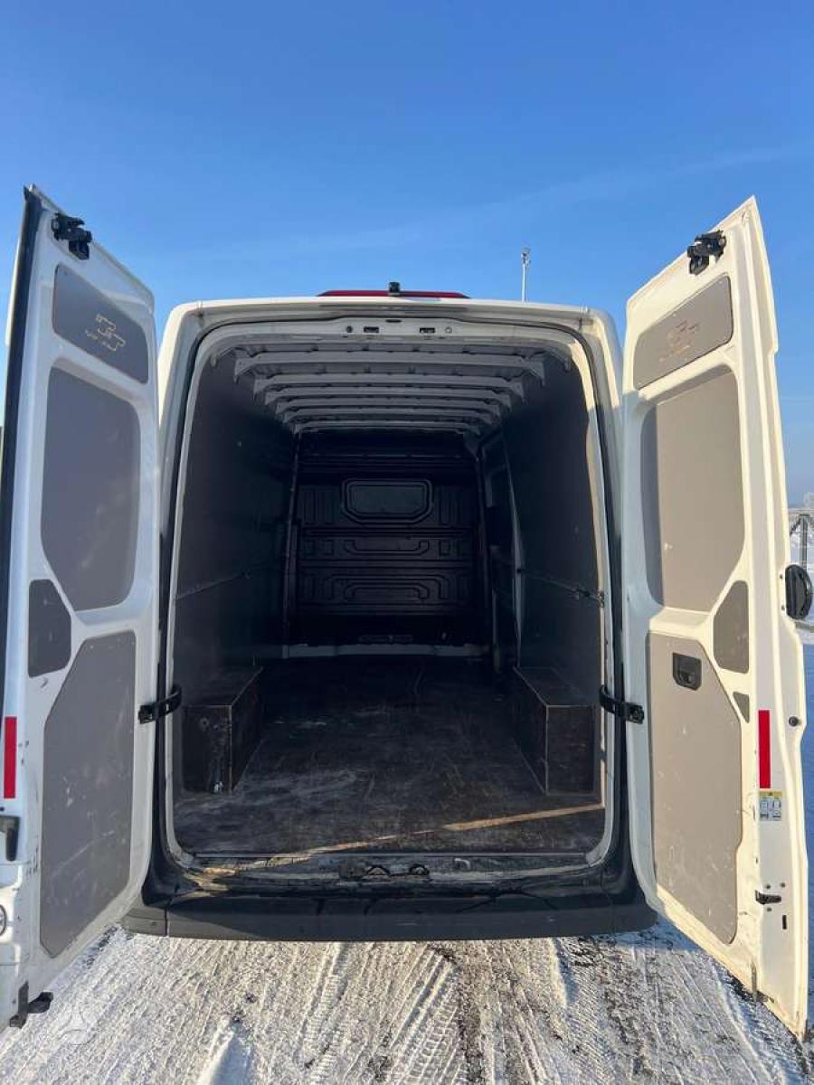 White Volkswagen Crafter 2020 in Vilnius, with an engine capacity of 1.97 L and mileage of 177 thousand km for 15718 €, photo 15 on AUTOMOTO.COM.LV