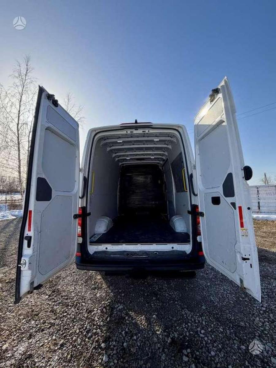White Volkswagen Crafter 2020 in Siauliai, with an engine capacity of 2.00 L and mileage of 129 thousand km for 25900 €, photo 7 on AUTOMOTO.COM.LV