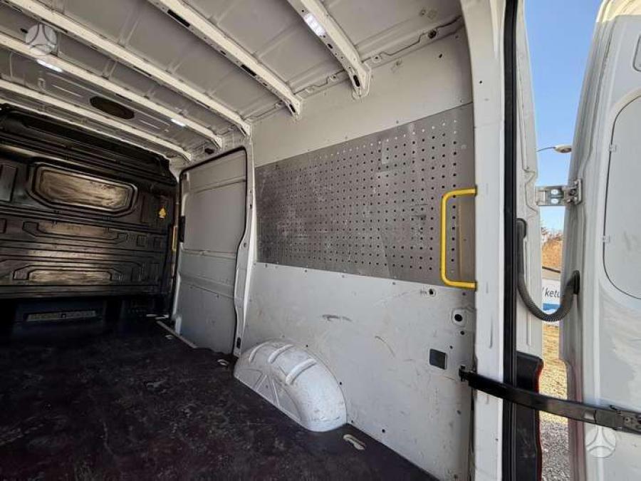 White Volkswagen Crafter 2020 in Siauliai, with an engine capacity of 2.00 L and mileage of 129 thousand km for 25900 €, photo 23 on AUTOMOTO.COM.LV