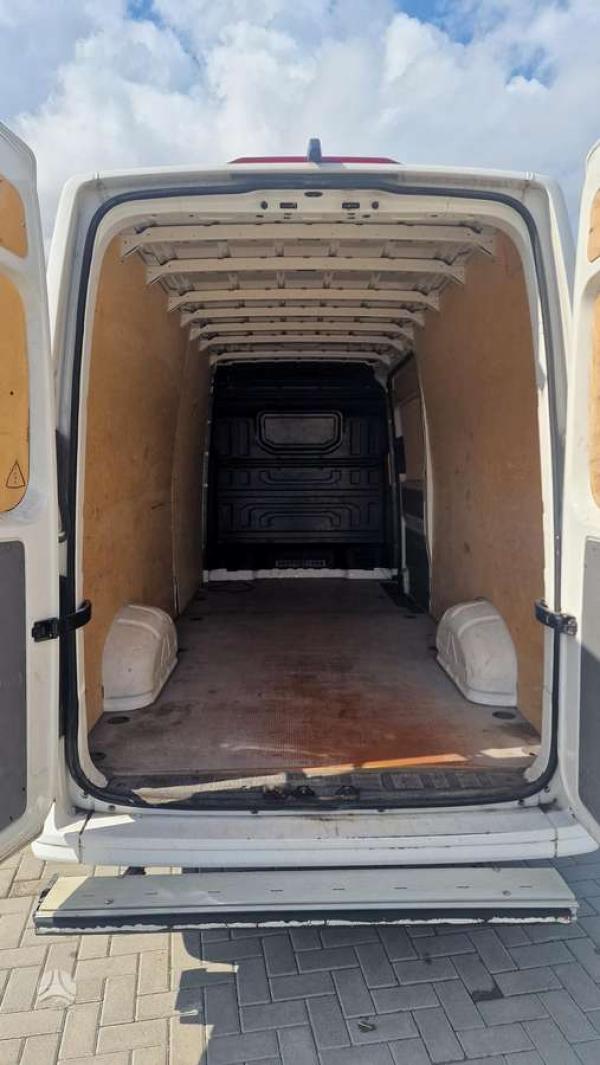 White Volkswagen Crafter 2020 in Taurage, with an engine capacity of 1.97 L and mileage of 305 thousand km for 8200 €, photo 10 on AUTOMOTO.COM.LV