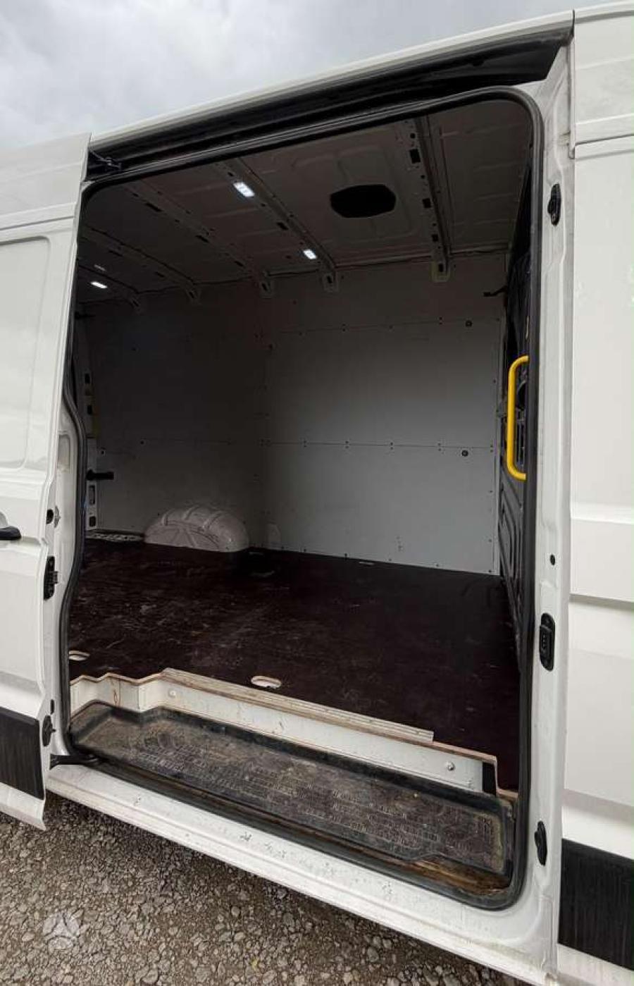 Balts Volkswagen Crafter 2020 Šauļi, ar dzinēja tilpumu 2.00 L un nobraukumu 129 tūkst. km par 24900 €, foto 24 vietnē AUTOMOTO.COM.LV